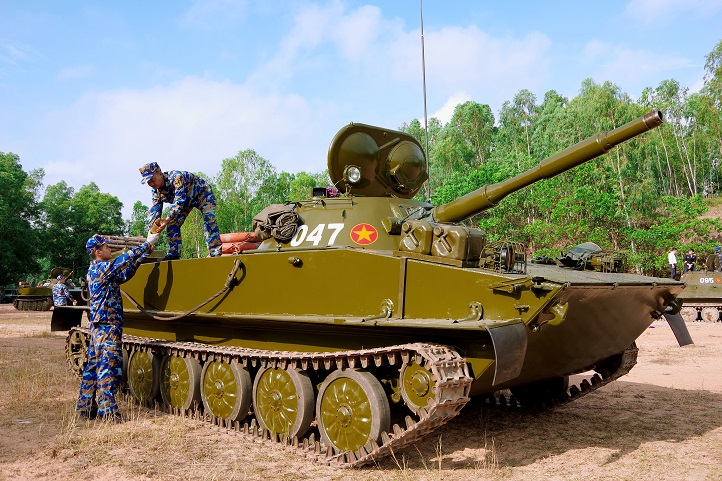 Lữ đoàn 147 tổ chức bắn đạn nước kiểm tra kỹ thuật pháo trên xe tăng PT-76